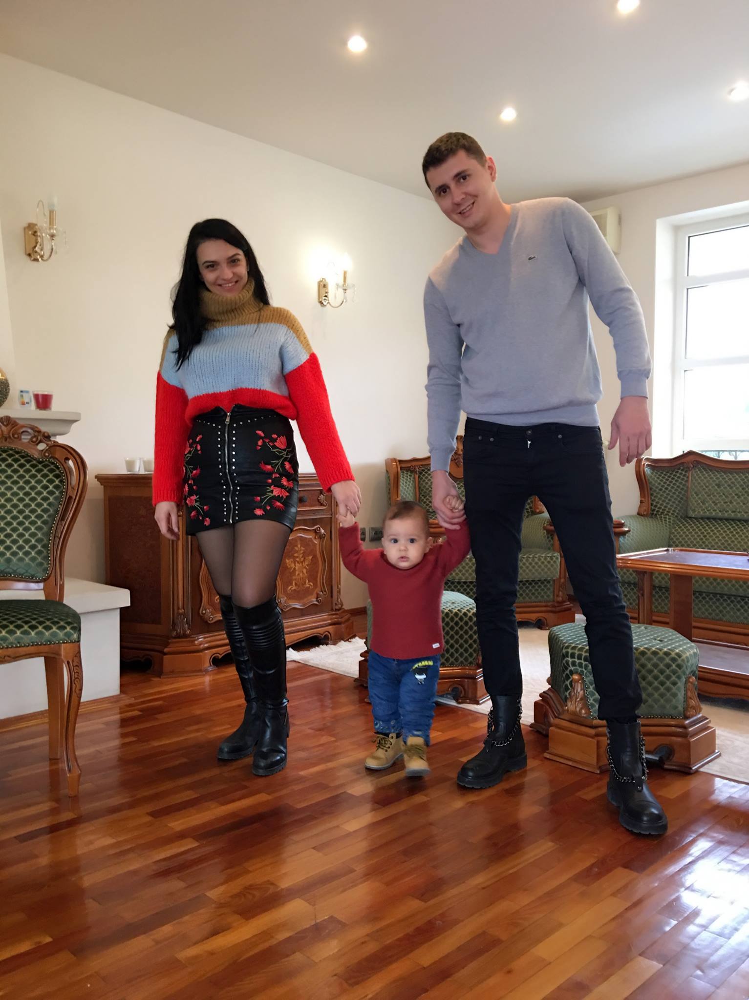 Designerul vedetelor, Andreea Dogaru îi taie moțul fiului ei, în ...